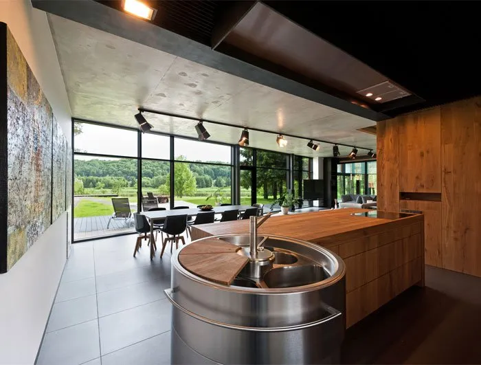 House Composed of Glass and Rusted Steel - InteriorZine